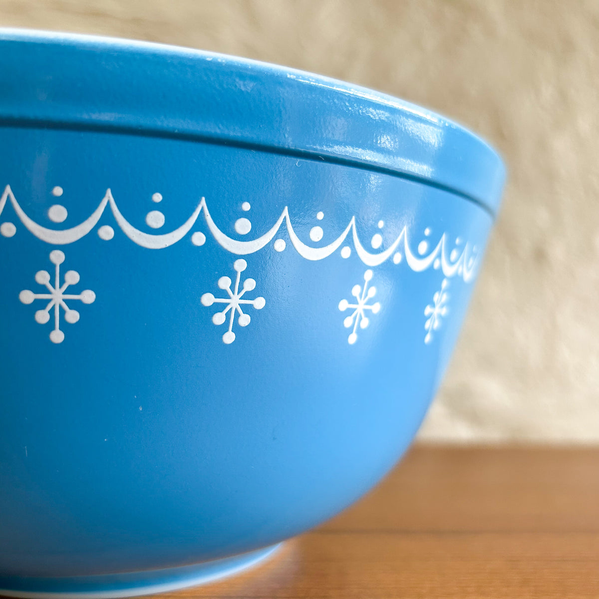 PYREX 'SNOWFLAKE GARLAND' MIXING BOWL
