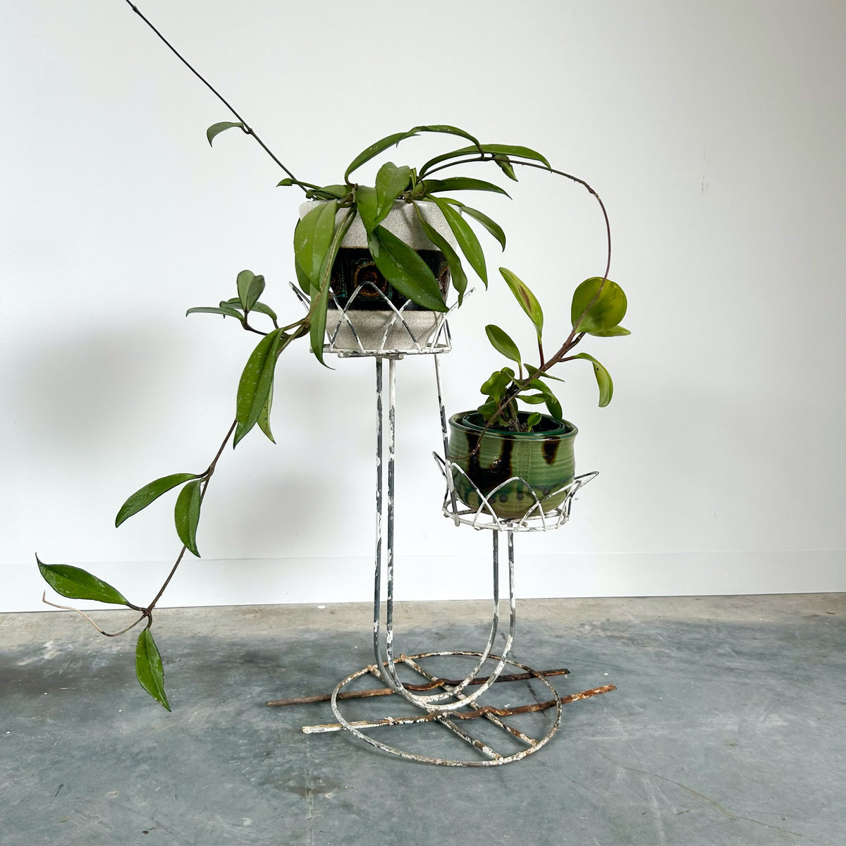 WHITE METAL TWIN POT STAND