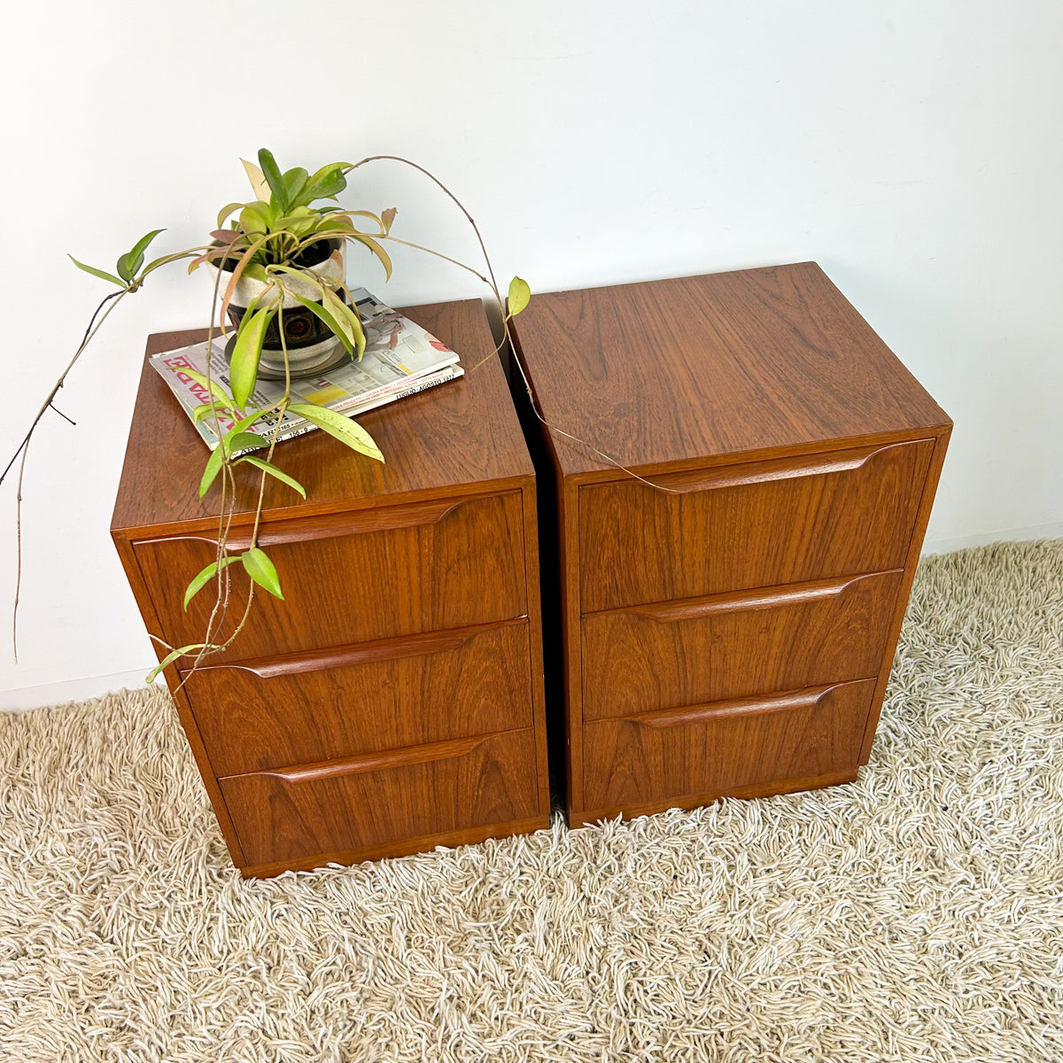 BEDSIDE DRAWERS WITH WAVE HANDLES
