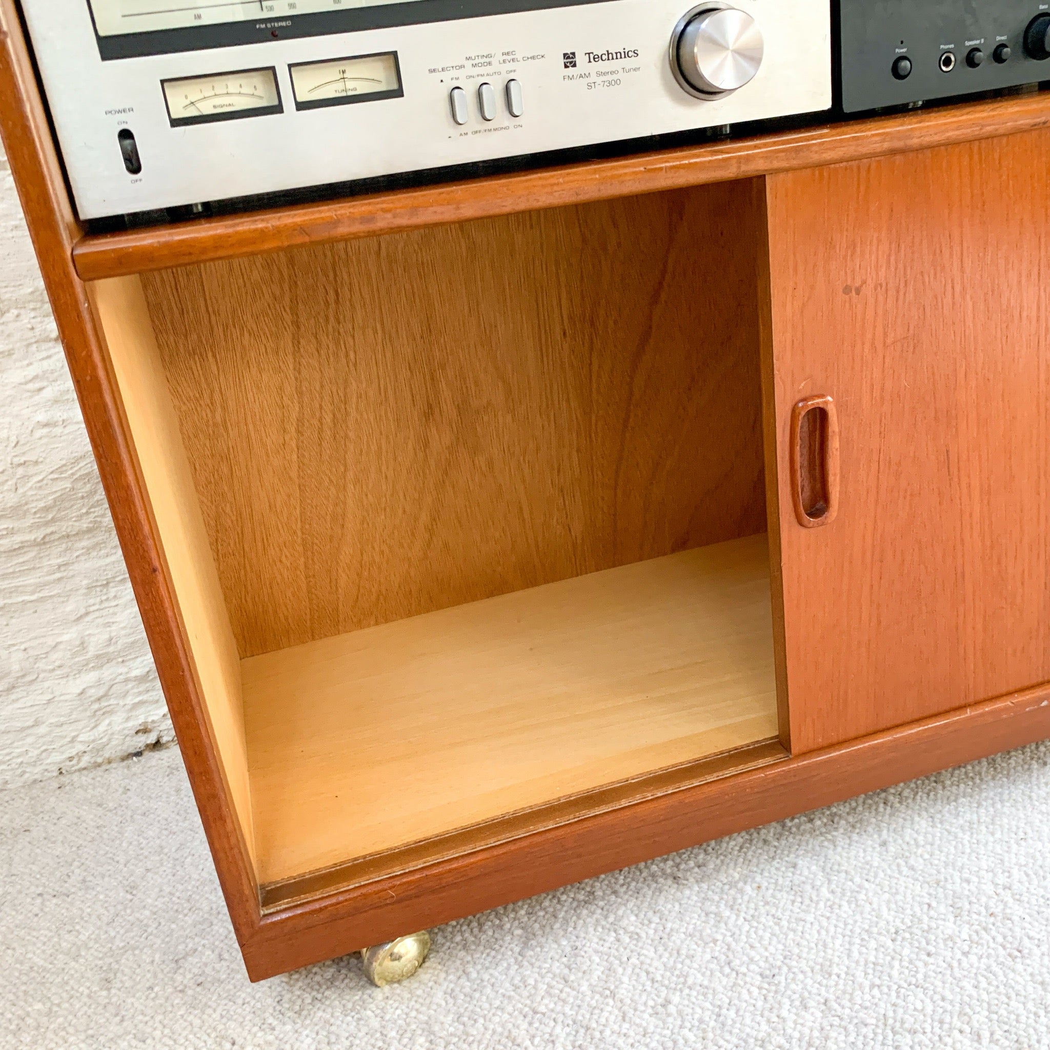 STEREO/TV CABINET