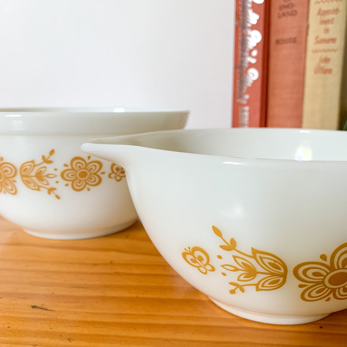 PYREX 'BUTTERFLY GOLD' MIXING BOWLS
