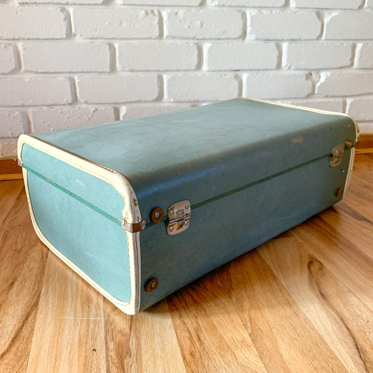 EVERLITE SUITCASE
