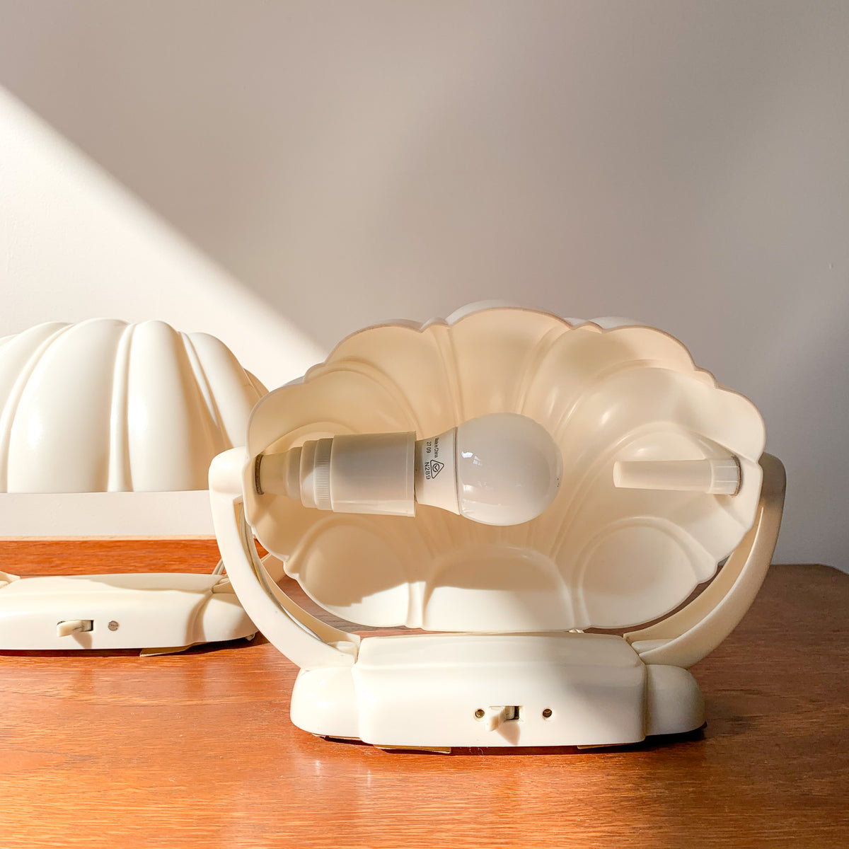 CLAM SHELL BEDSIDE LIGHTS