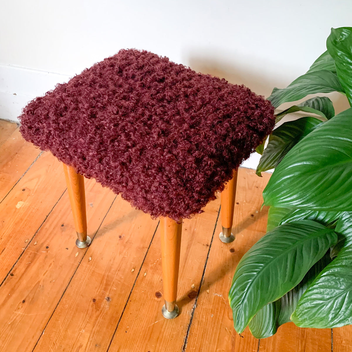 MERLOT POODLE STOOL