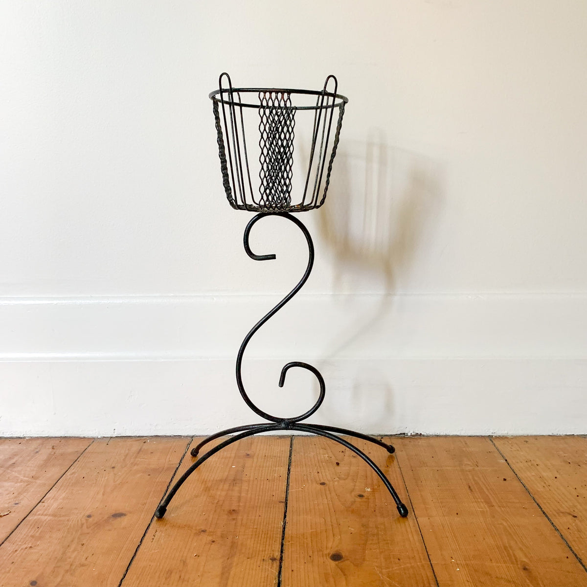 BLACK METAL POT STAND