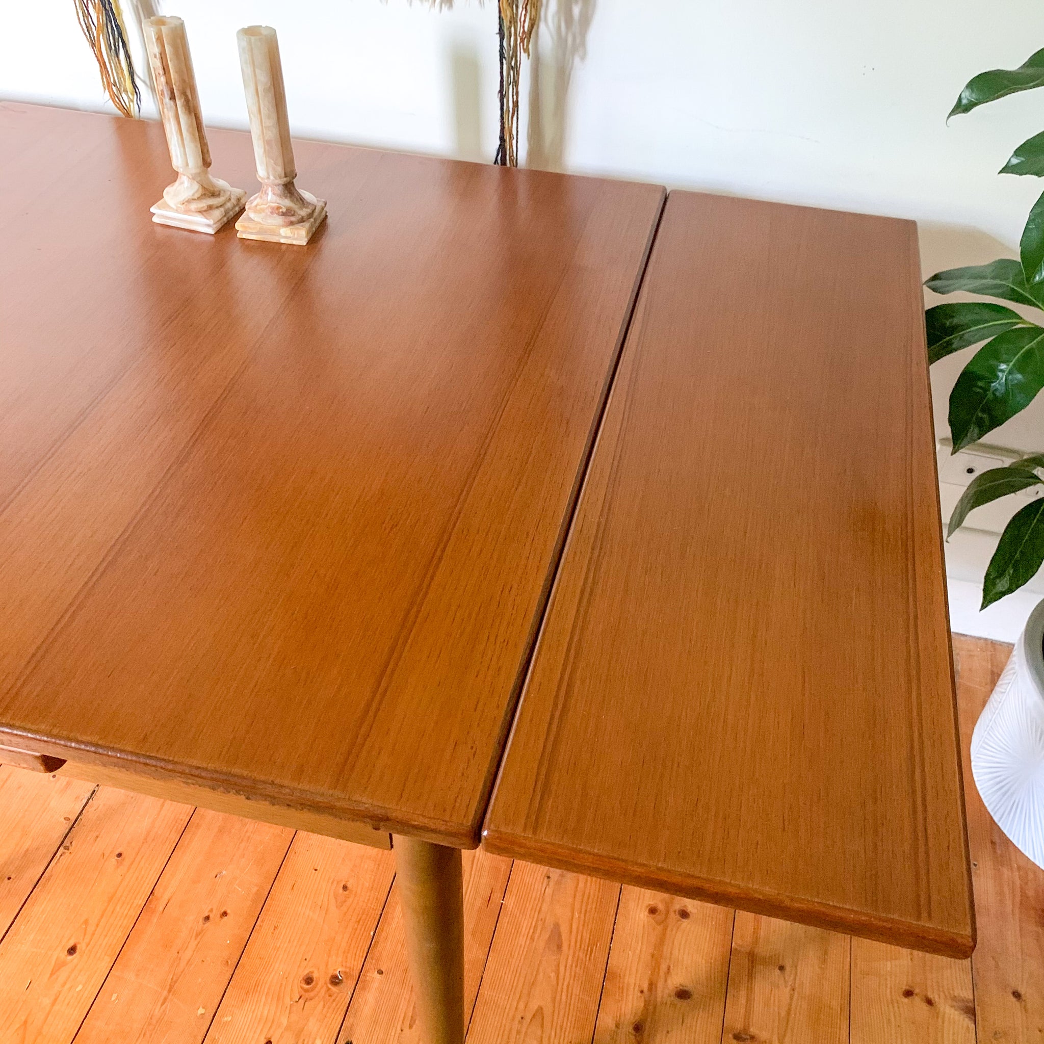 EXTENSION DINING TABLE