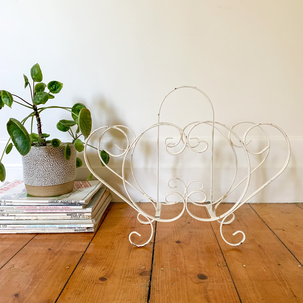 MAGAZINE RACK SCROLLS