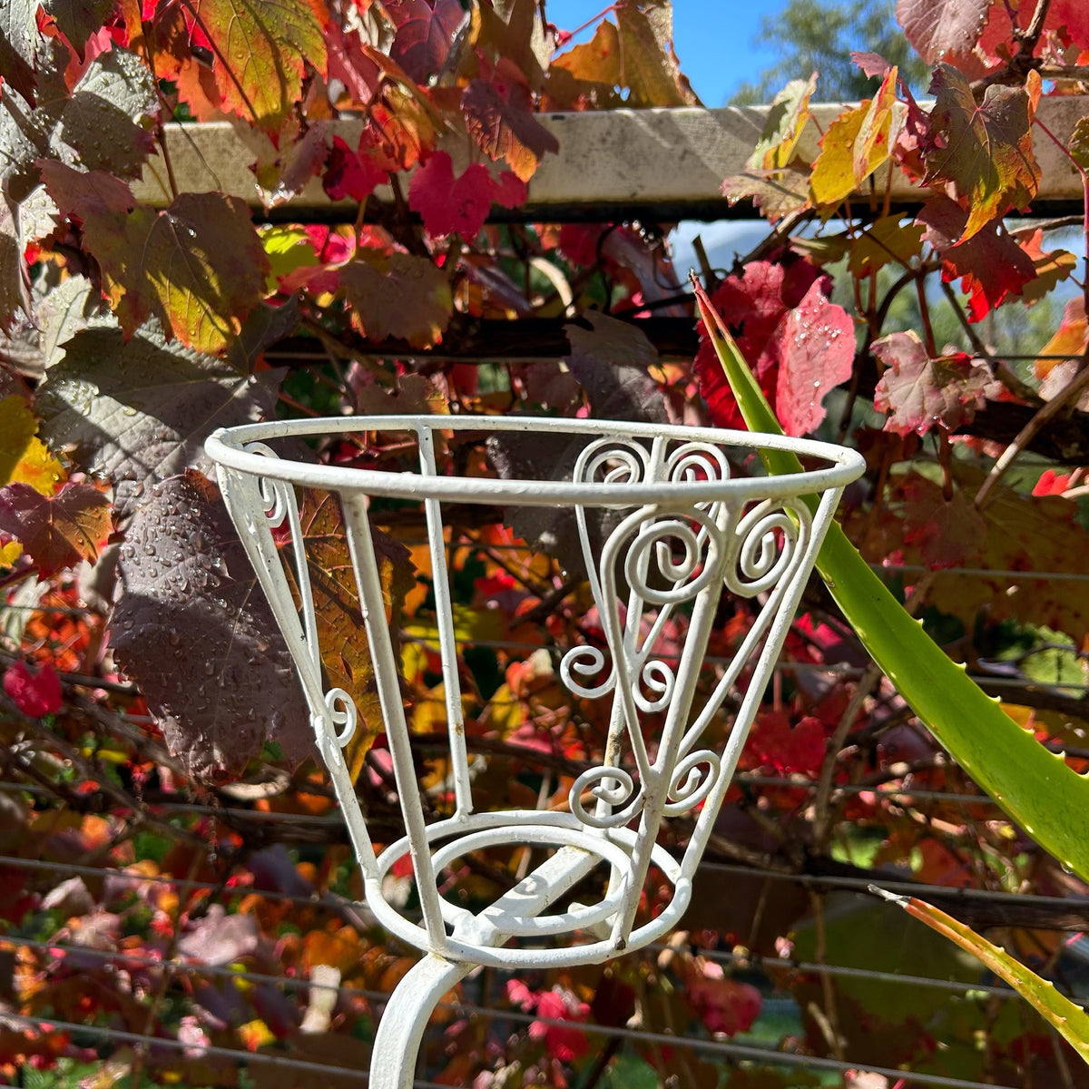 WHITE METAL TRIPLE POT STAND