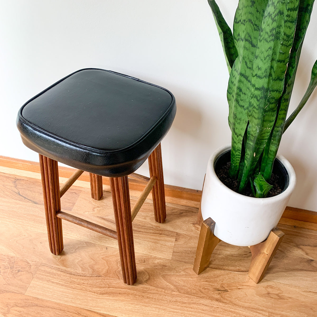 BLACK VINYL STOOL